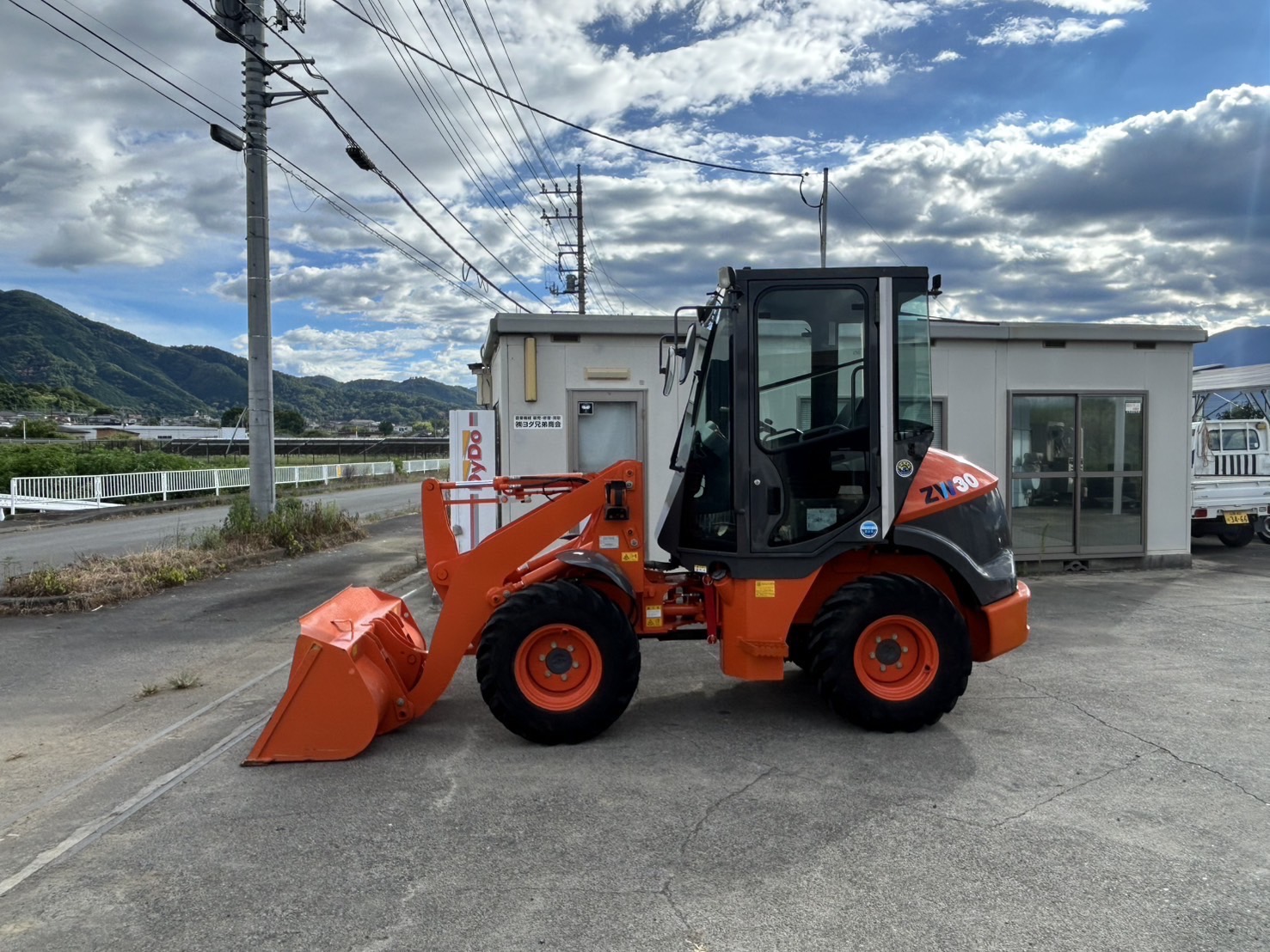 日立 ホイールローダー《ZW30》 ￥3,500,000 | 株式会社ヨダ兄弟商会